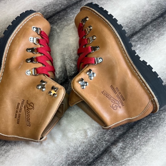 Danner | Shoes | Danner Mountain Light Cascade Brown Leather Lace Up ...